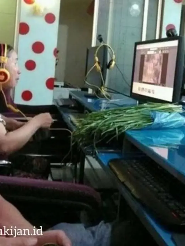 6 Aksi Kocak Emak-emak Main Game di Warnet Ini Bikin Geleng Kepala - Hot Liputan6.com