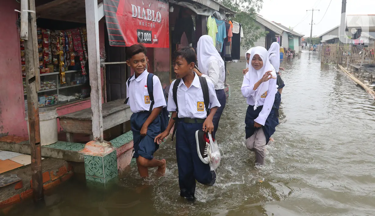 FOTO: Banjir Rob Masih Genangi Permukiman Warga Muara Gembong - Foto ...