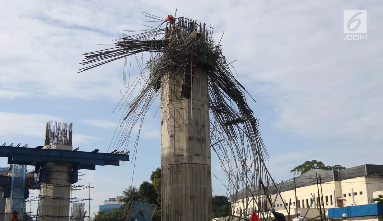 FOTO: Kondisi Tiang Girder Tol Becakayu yang Ambruk - Foto Liputan6.com