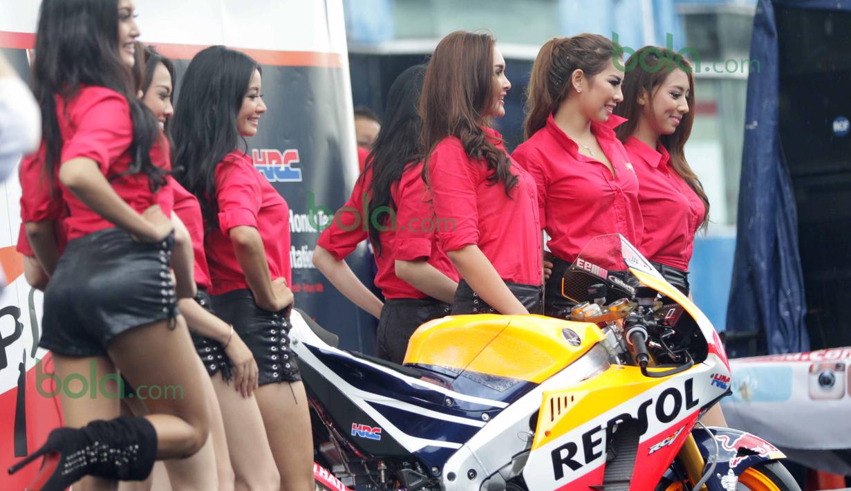 Pesona Umbrella Girl di Peluncuran Repsol Honda Team - Foto Bola.com