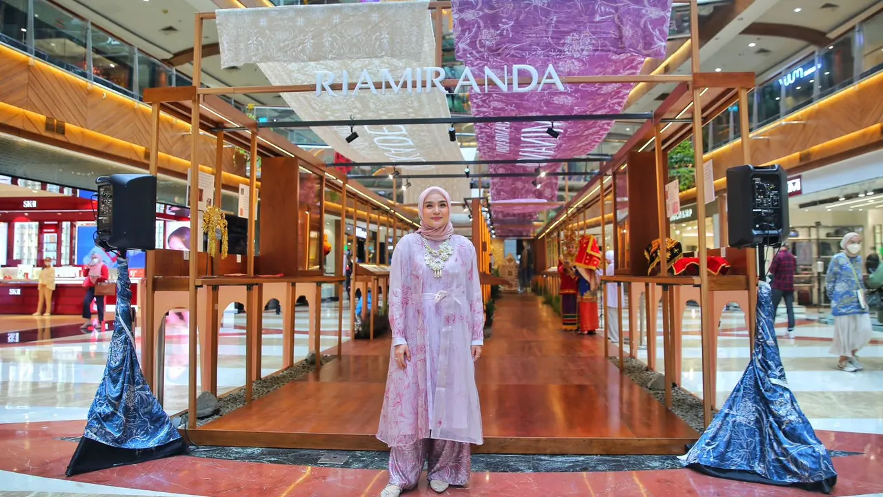 Ukiran Rumah Gadang Diaplikasikan Ria Miranda pada Koleksi 10 Tahun ...