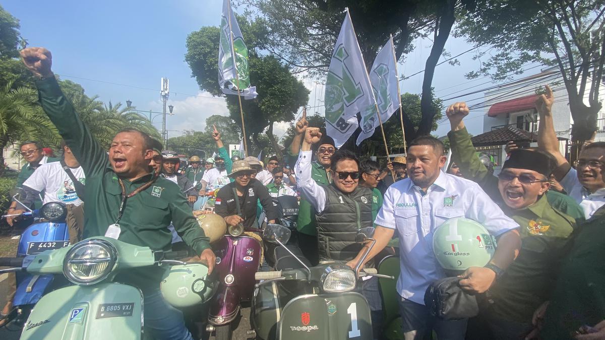 Daftarkan Bakal Caleg PKB ke KPU, Cak Imin Naik Vespa - Pemilu Liputan6.com