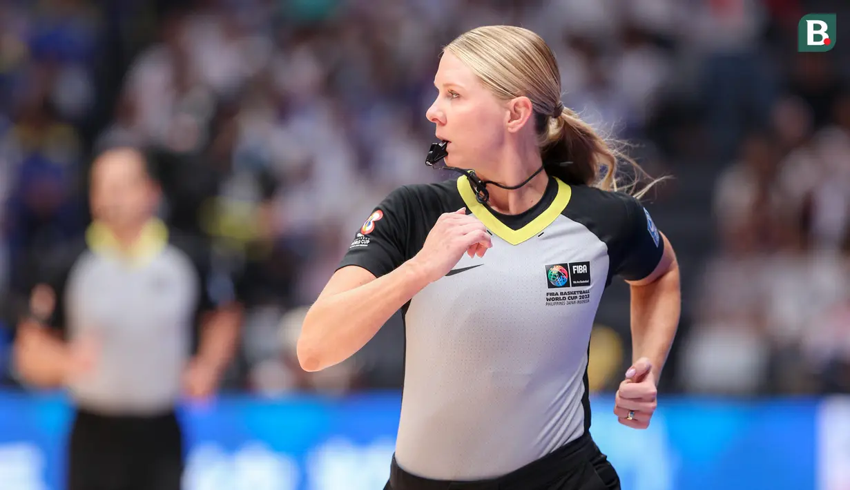 Foto: Aksi Tegas Wasit Wanita Jenna Jordan Reneau saat Pimpin Laga ...