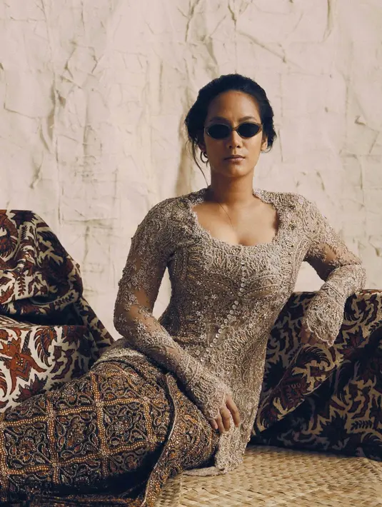 Pesona Tara Basro Kenakan Kebaya, Cantik dan Elegan - Foto Liputan6.com