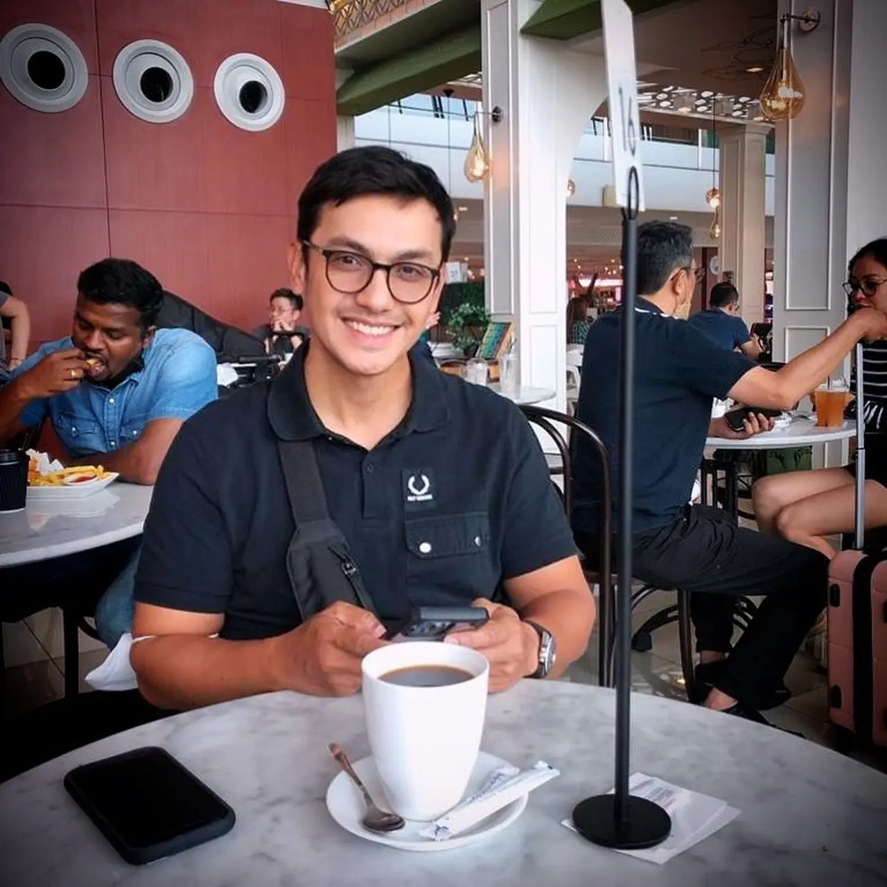 6 Potret Gunawan Sudrajat yang Tetap Awet Muda di Usia 50 Tahun