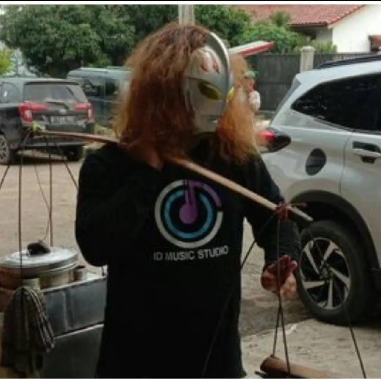 6 Potret Penjual Pakai Topeng Ini Tampak Misterius, Pembeli Elus Dada ...