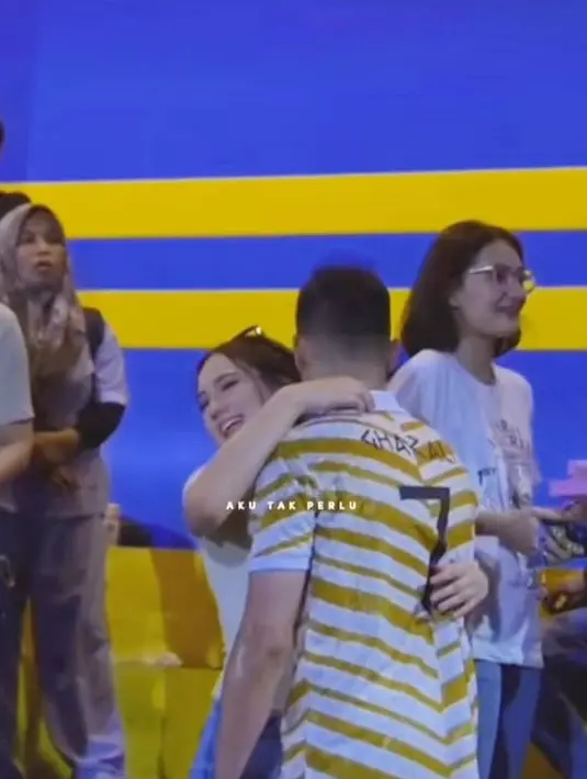 Dari Peluk Hingga Cium, Ini 6 Potret Romantis Al Ghazali dan Laura Moane - Photo Fimela.com