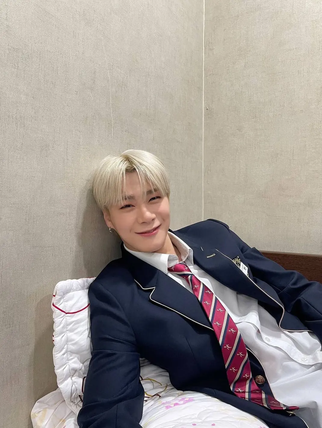 Mengenang Moonbin ASTRO lewat 6 Gaya Terbaiknya, Kasual-Formal Pakai ...