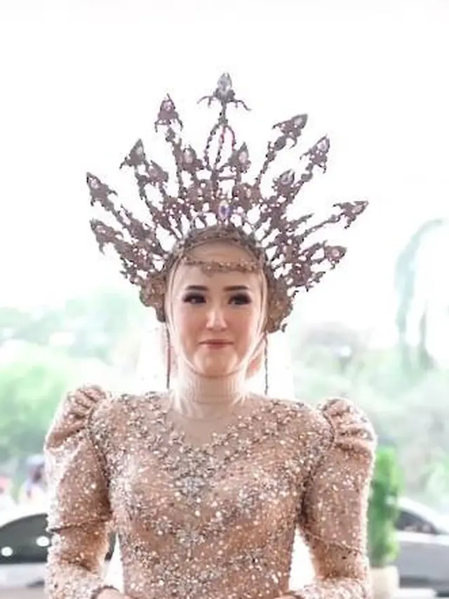 Tampil Menawan dengan Mahkota, Ini 7 Potret Adelia Pasha yang Jadi ...