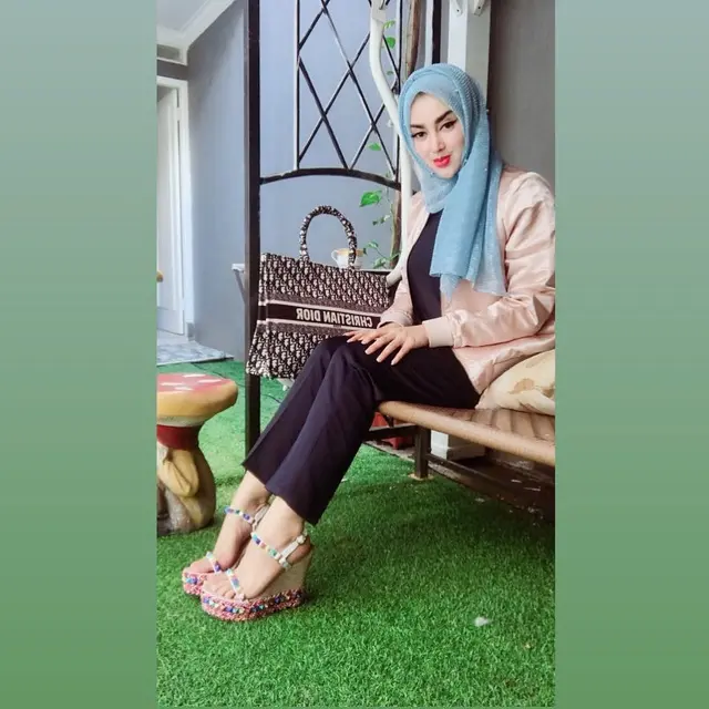 6 Gaya Glamor Tiara Dewi, Mantan Istri Lucky Hakim - Hot Liputan6.com