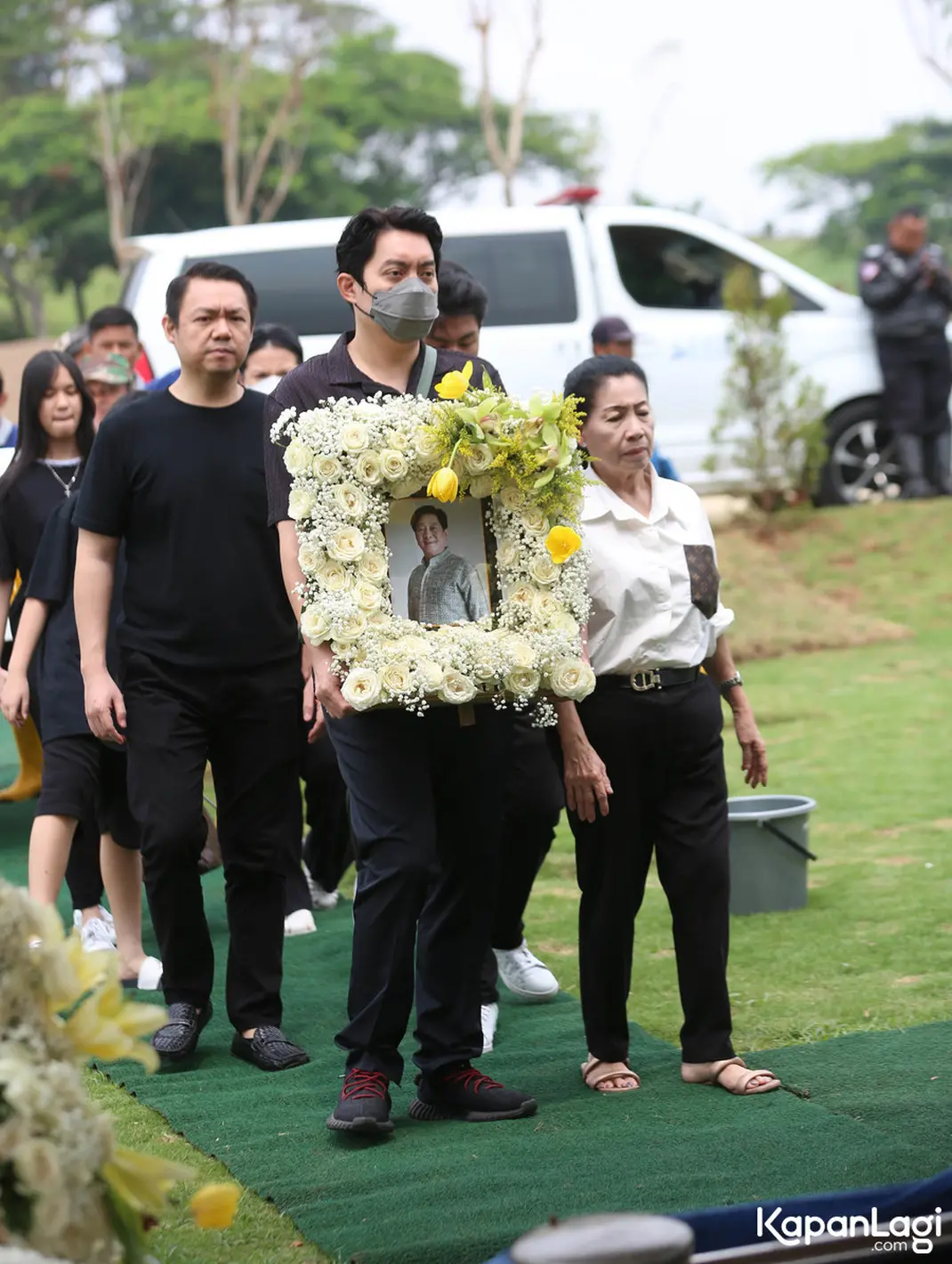 10 Potret Pemakaman Ayah Edric Tjandra, Tangis Pecah Saat Prosesi Pemakaman