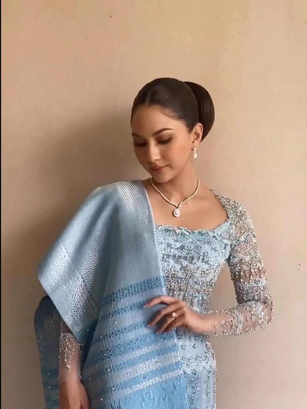 Pesona Jessica Mila dalam Balutan Kebaya Martumpol, Siap Menikah dan Kini Punya Marga