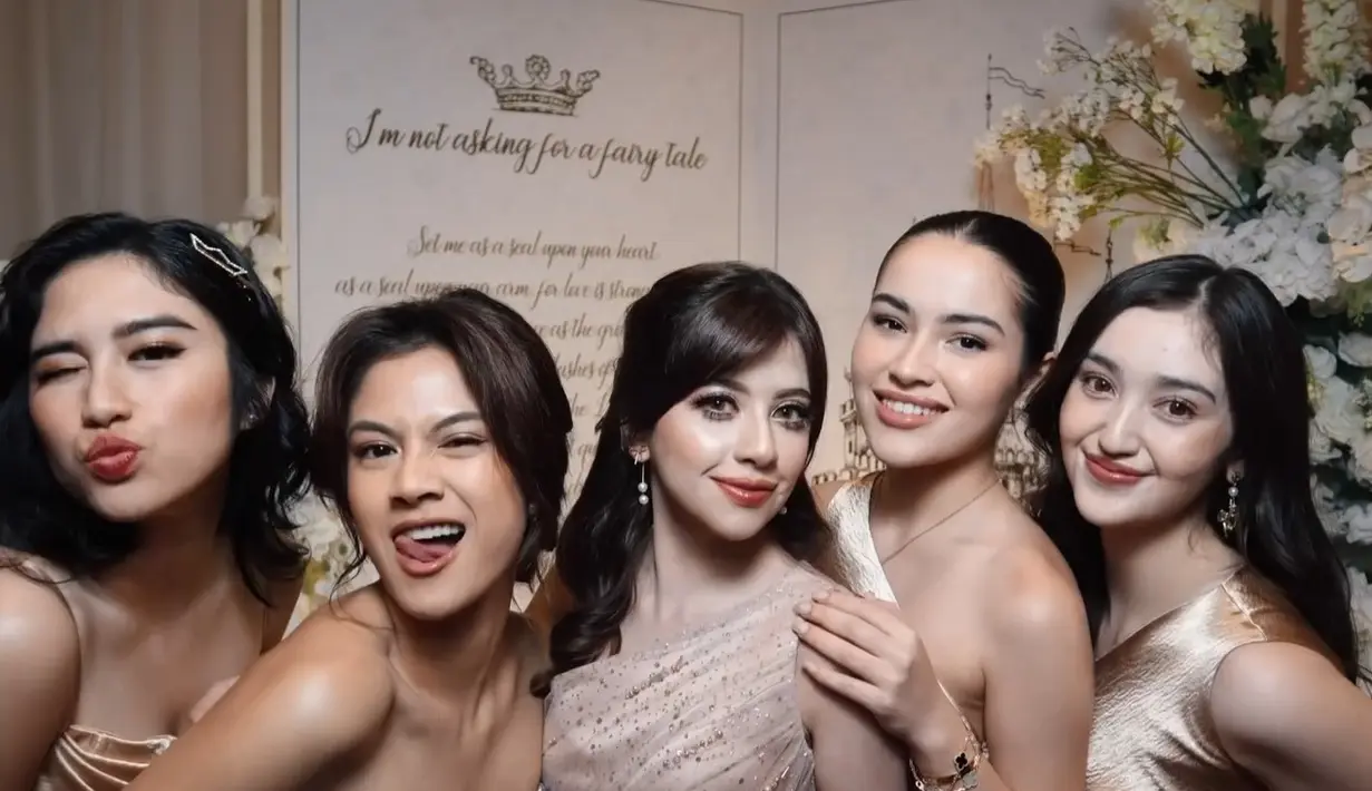 Para Bridesmaid di Pernikahan Sarah Keihl, Ranty Maria dan Hana ...