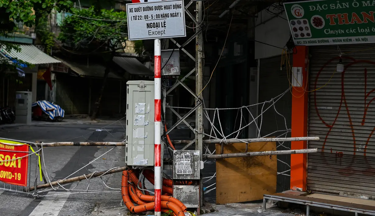 FOTO: Dari Peti Bir Hingga Kursi Rusak, Ragam Barikade Lockdown di Hanoi - Foto Liputan6.com