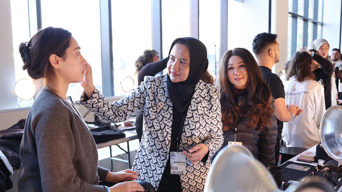 Cerita Indah Aini yang Kembali jadi MUA di New York Fashion Week ...