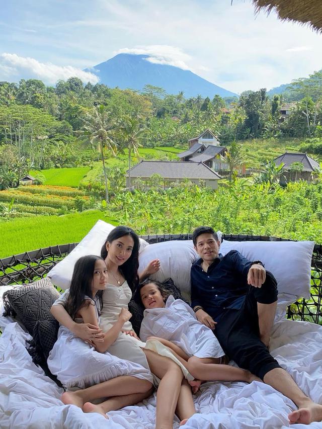 6 Potret Artika Sari Devi dan Keluarga Liburan di Bali, Momen di Sawah ...