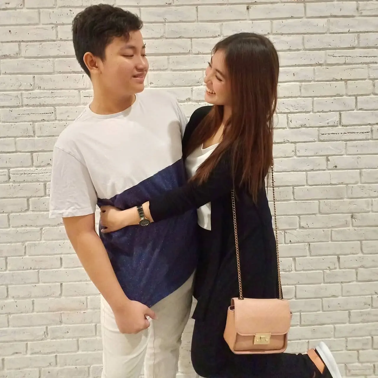 Sering Dikira Pacar, Ini 6 Potret Kebersamaan Nabilah Eks JKT48 dan Sang Adik - Hot Liputan6.com