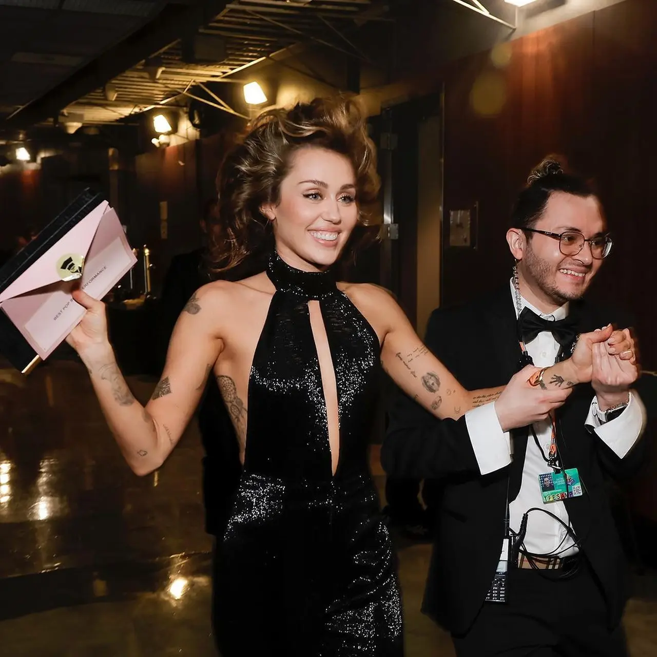 Miley Cyrus Tampil Nyentrik Saat Menang Grammy untuk Pertama Kali ...