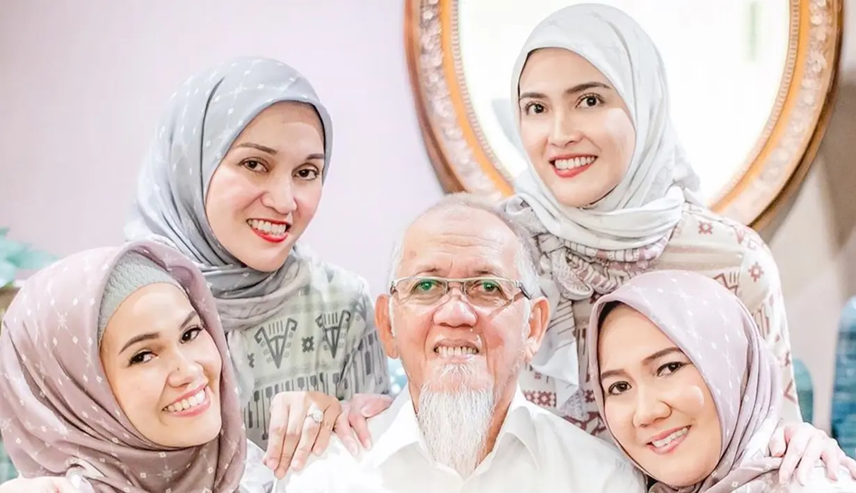 FOTO: Shandy Aulia Mendadak Tampil Berhijab - Foto Liputan6.com