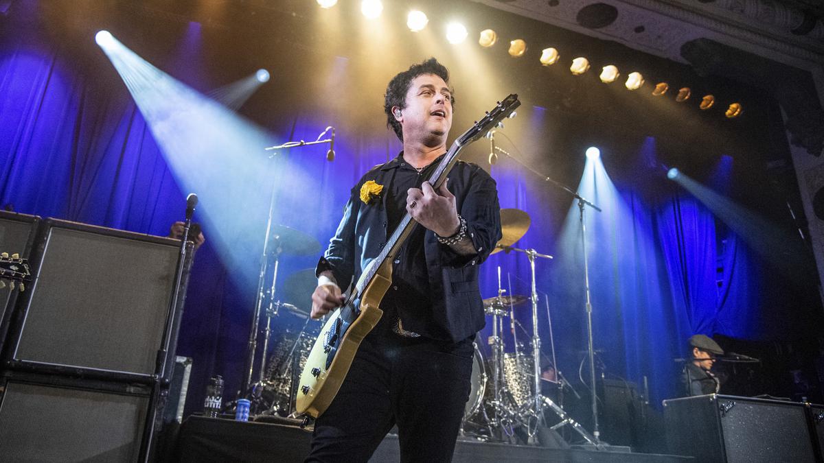 Aksi Billie Joe Armstrong, Vokalis Green Day yang Luapkan Kesedihan ...