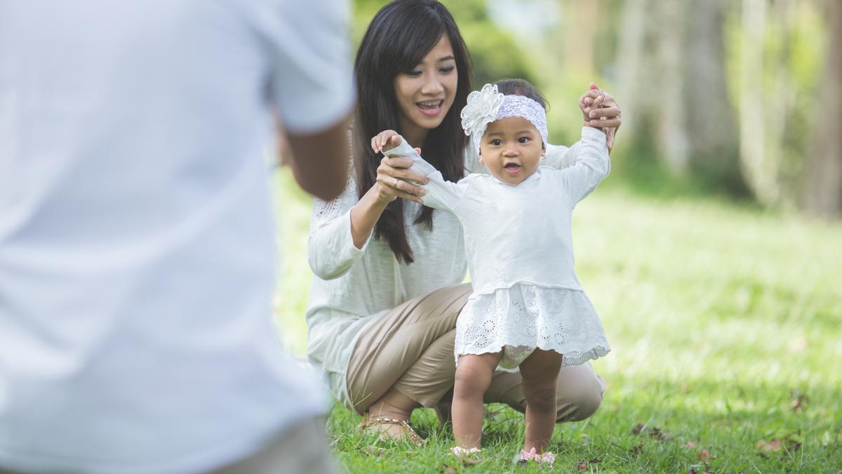 Usia Berapa Bayi Mulai Bisa Berdiri? Ini Normalnya Sahabat Fimela ...