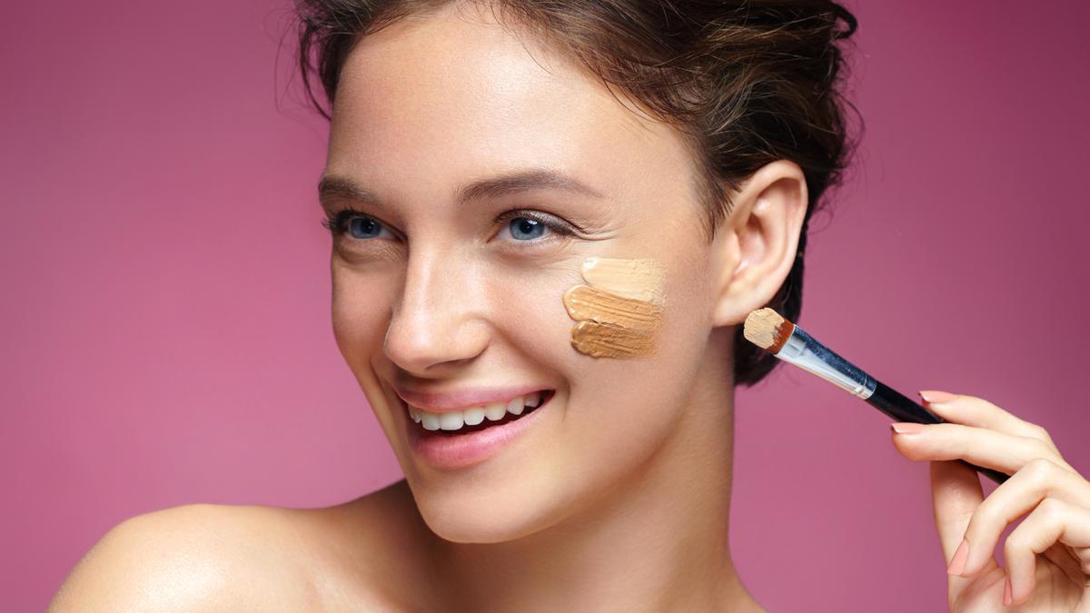 Pakai Baju Abu-abu Saat Memilih Foundation untuk Mendapat Shade yang ...