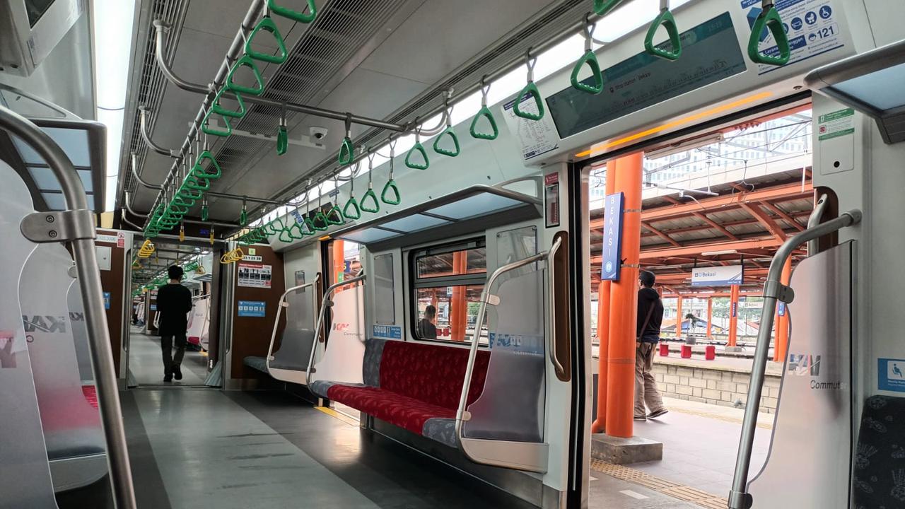 Tak Kalah Fancy! KRL Baru Bikin Penumpang Serasa Naik MRT