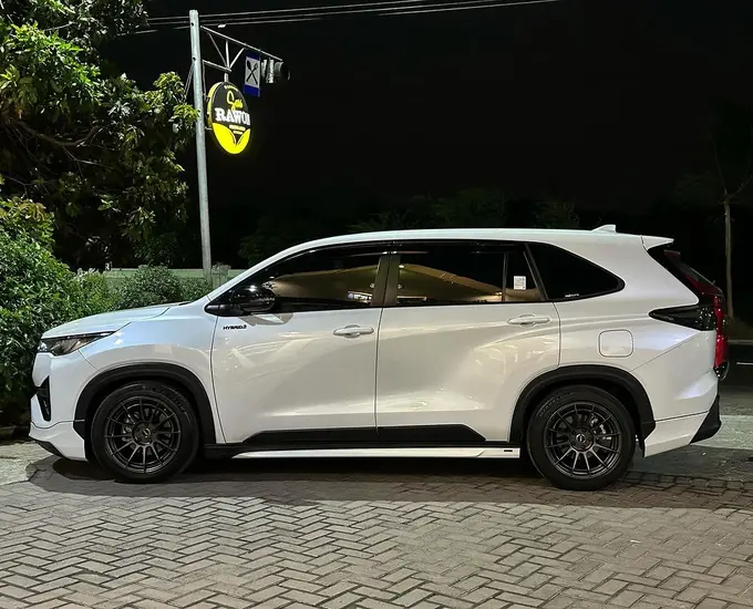 10 Potret Modifikasi Toyota Kijang Innova Zenix, Mesin Hybrid yang ...