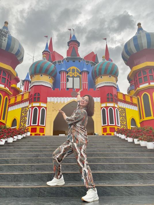 10 Potret Wisata Taman Bunga Milik Dewi Perssik, Keren Banget Kerajaan ...