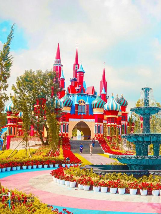 10 Potret Wisata Taman Bunga Milik Dewi Perssik, Keren Banget Kerajaan ...