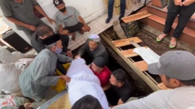 8 Potret Haru Raffi Ahmad Ditinggal Mamih Popon untuk Selamanya, Ikut ...