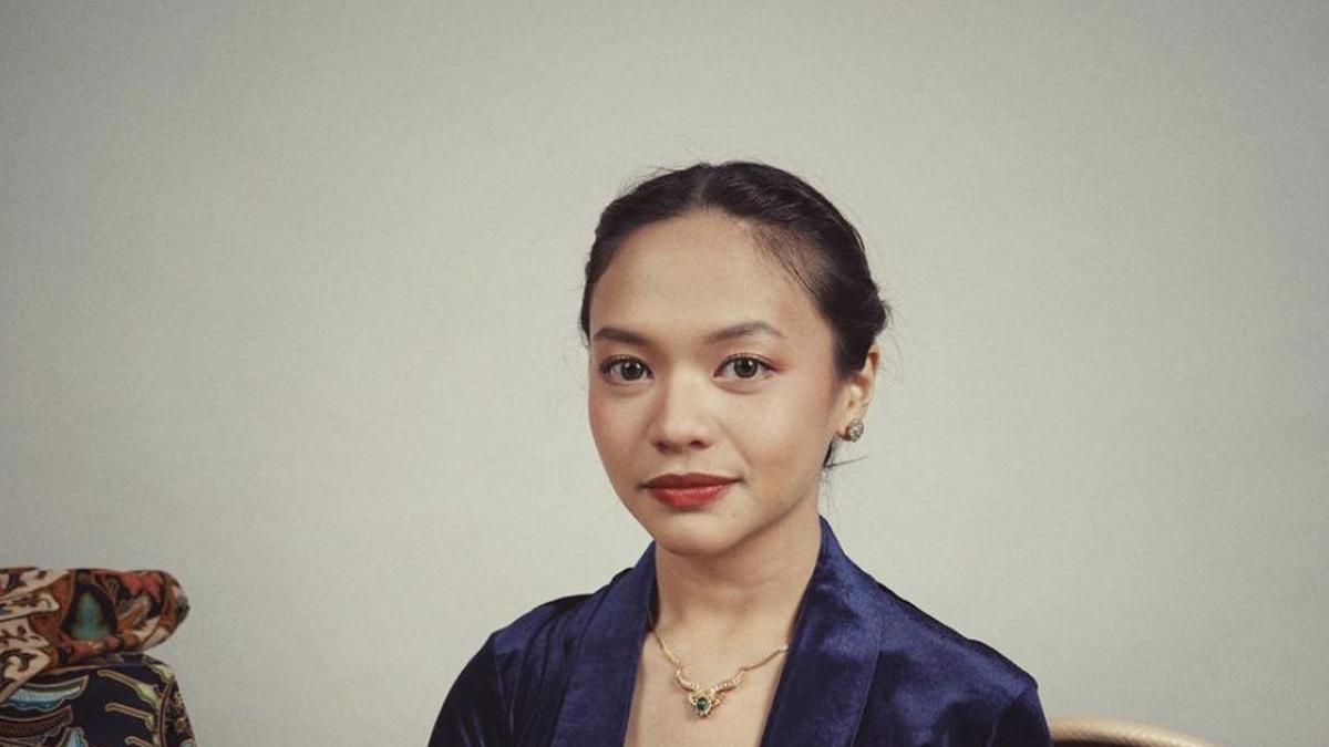 Berbagai Model Kebaya Biru Dongker, Ini Inspirasinya dari Amel Carla ...