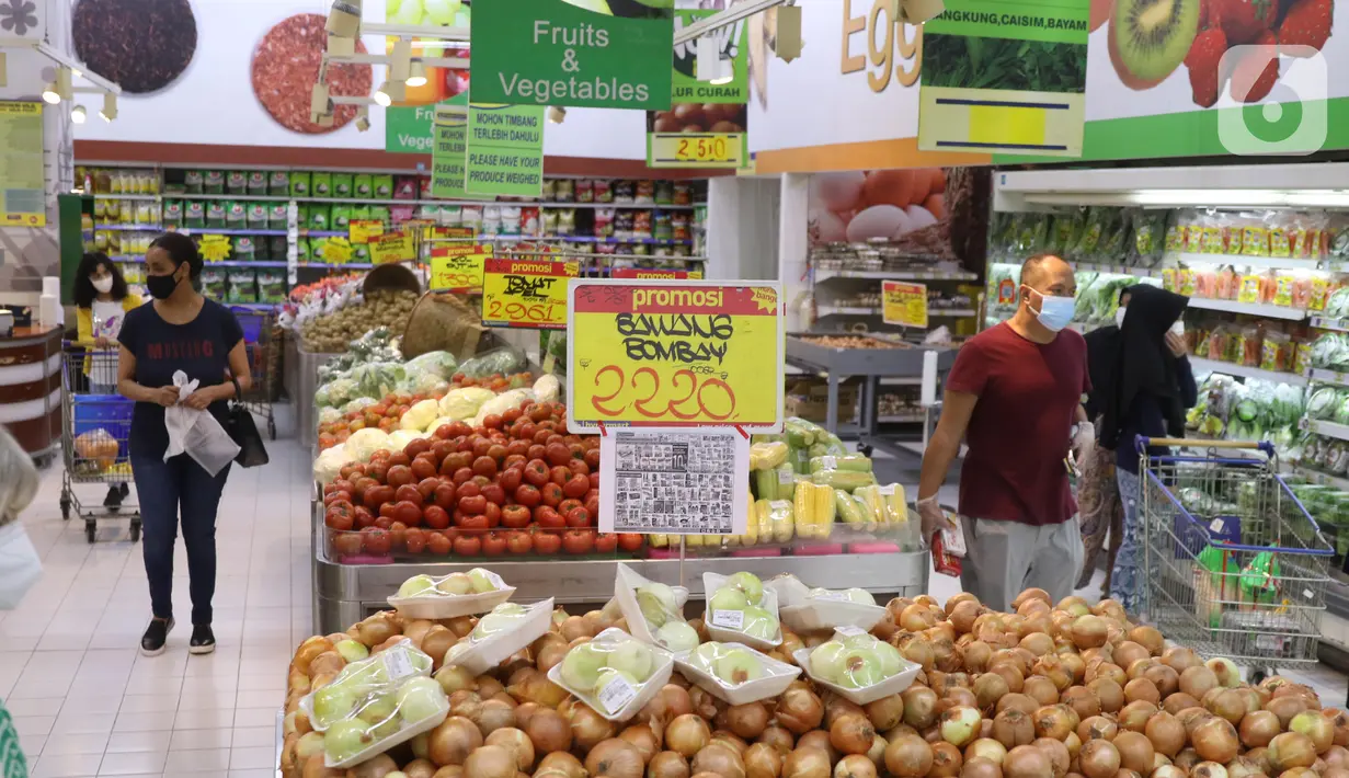 FOTO: Pasar Swalayan Tetap Beroperasi saat PPKM Darurat - Foto Liputan6.com