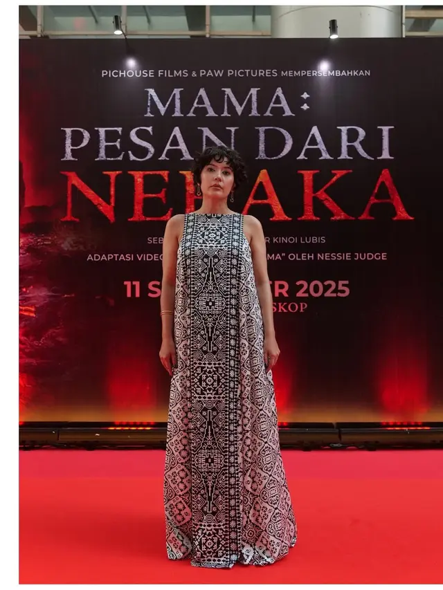 5 Potret Detail Outfit Hannah Al Rashid di Premiere Film 'Mama: Pesan ...