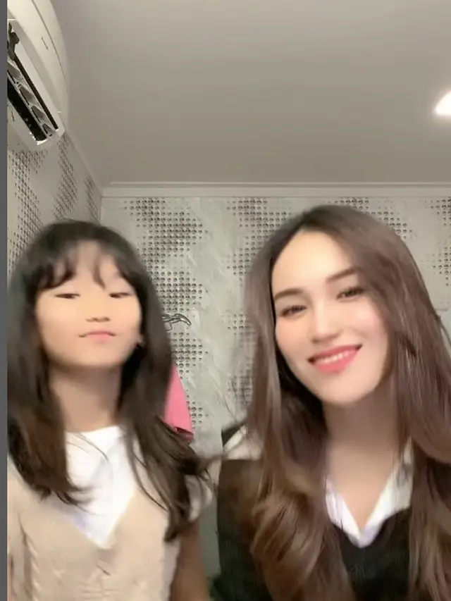 Potret Ayu Ting Ting dan Bilqis, Terlihat Akrab seperti Kakak Adik - Entertainment Fimela.com