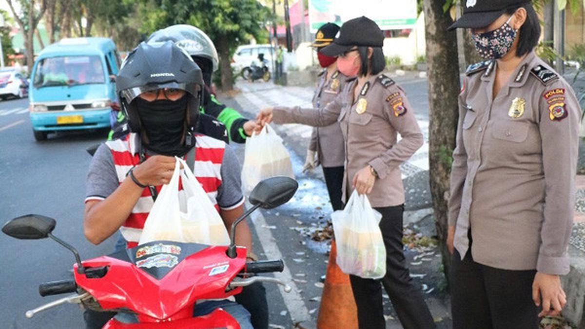 Aksi Polwan-Polwan Cantik Polda Sulut Saat Bagikan Takjil Gratis ...