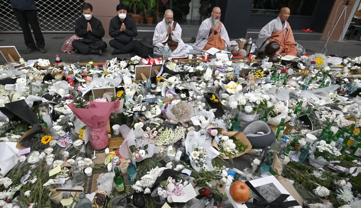 Tumpukan Bunga dan Pesan Duka Penuhi Luar Stasiun Subway Itaewon untuk ...