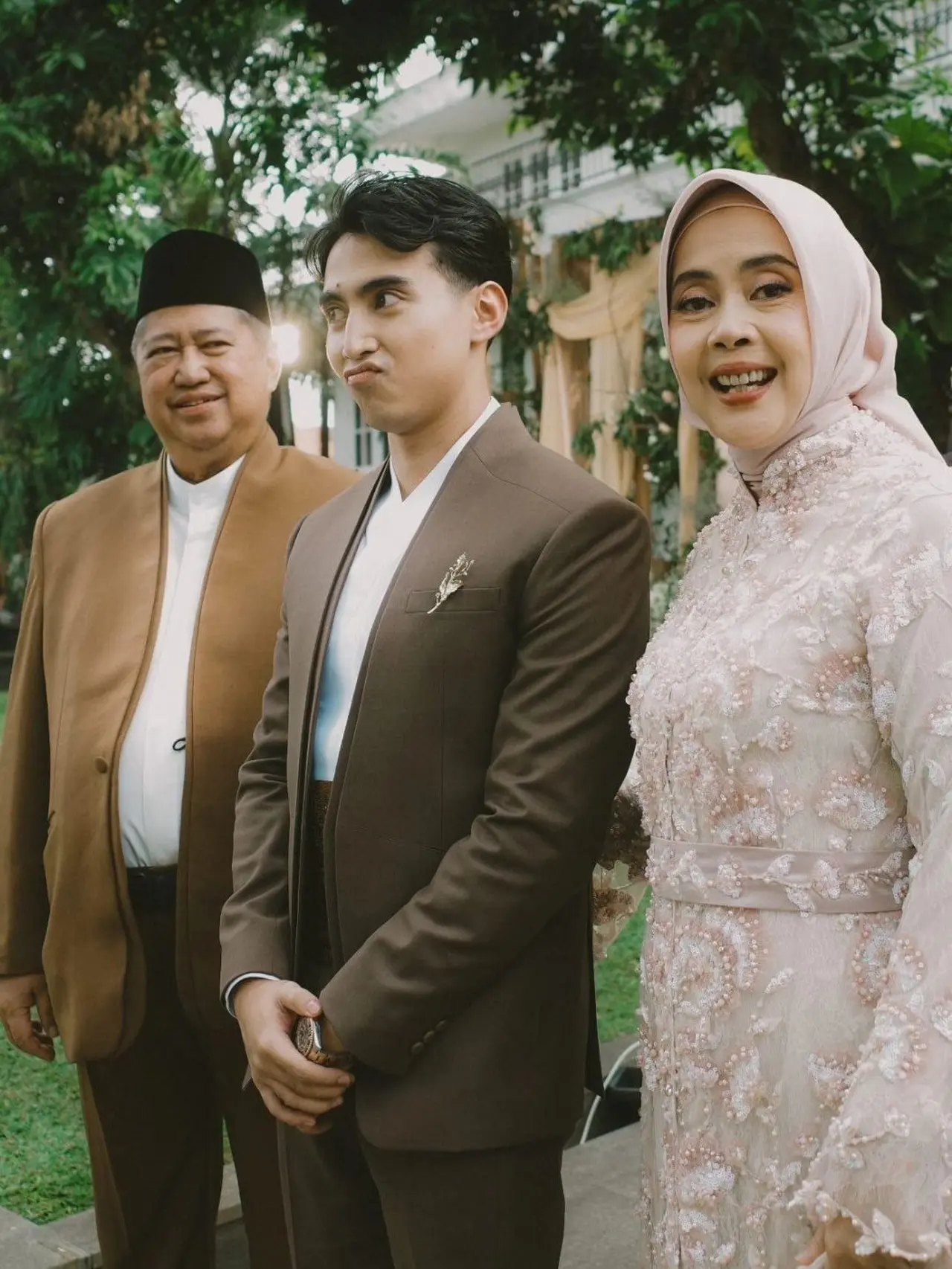 10 Momen Pernikahan Vadi Akbar Adik Vidi Aldiano, Sosok Istri Bukan ...