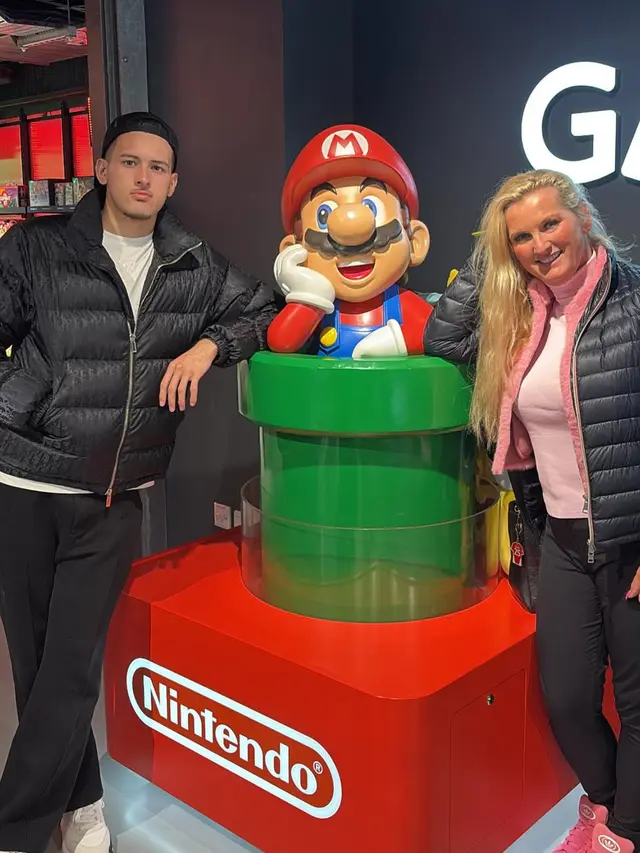 6 Gaya Fashion Ibunda Justin Hubner, Penampilannya di Ulang Tahun ...