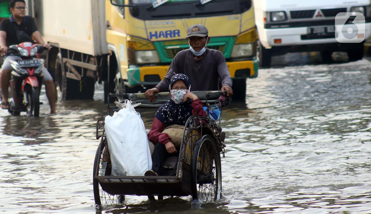 FOTO: Banjir Rob Masih Genangi Pelabuhan Muara Baru - Foto Liputan6.com