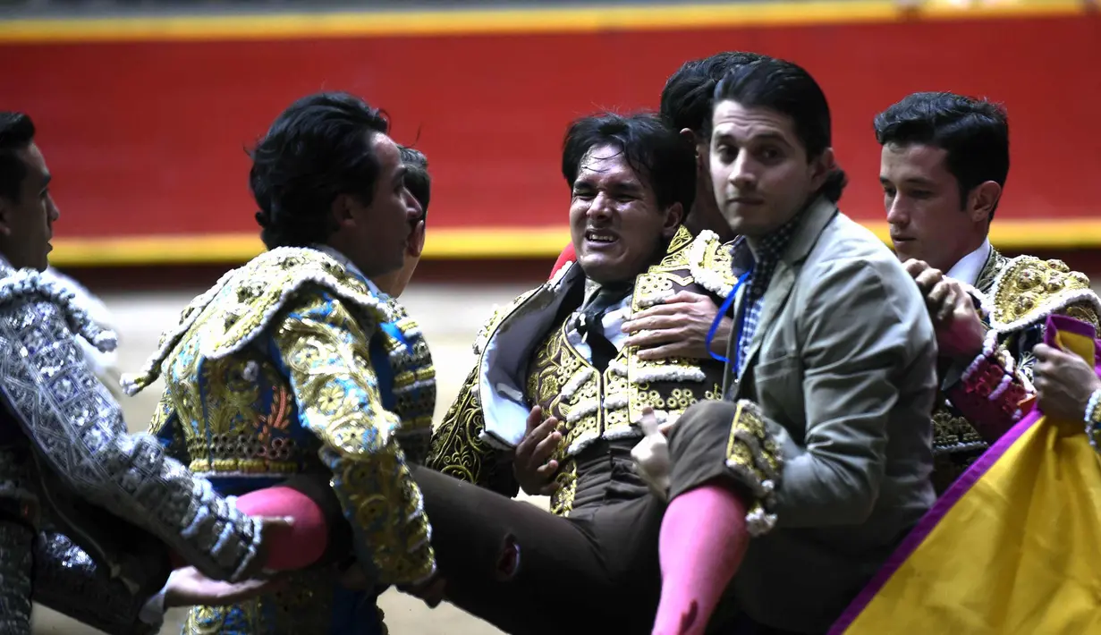 FOTO: Momen Mengerikan Dua Matador Kolombia Diseruduk Banteng - Foto ...