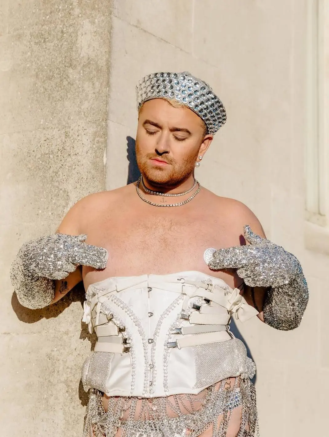 8 Gaya Kontroversial Sam Smith yang Akui Dirinya Non-Binary, Terbaru ...