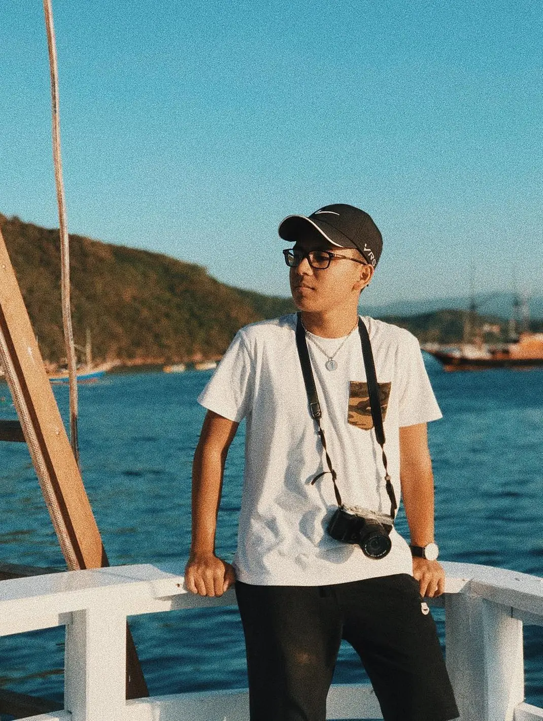 FOTO: Gaya Brandon De Angelo Pakai Kaus Putih, Tampil Keren - Foto ...