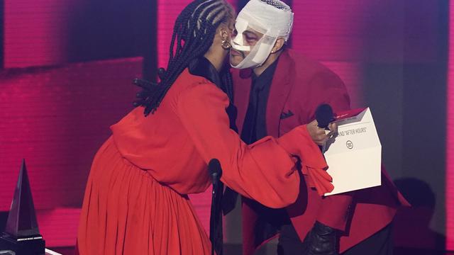 The Weeknd Tampil dengan Wajah Bengkak dan Diperban di AMAs 2020, Ada Apa?