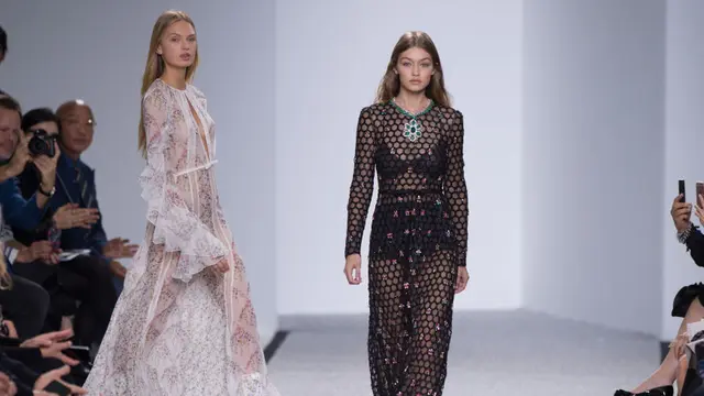 6 Gaun Spektakuler dari Panggung Paris Fashion Week 2017 - Fashion ...