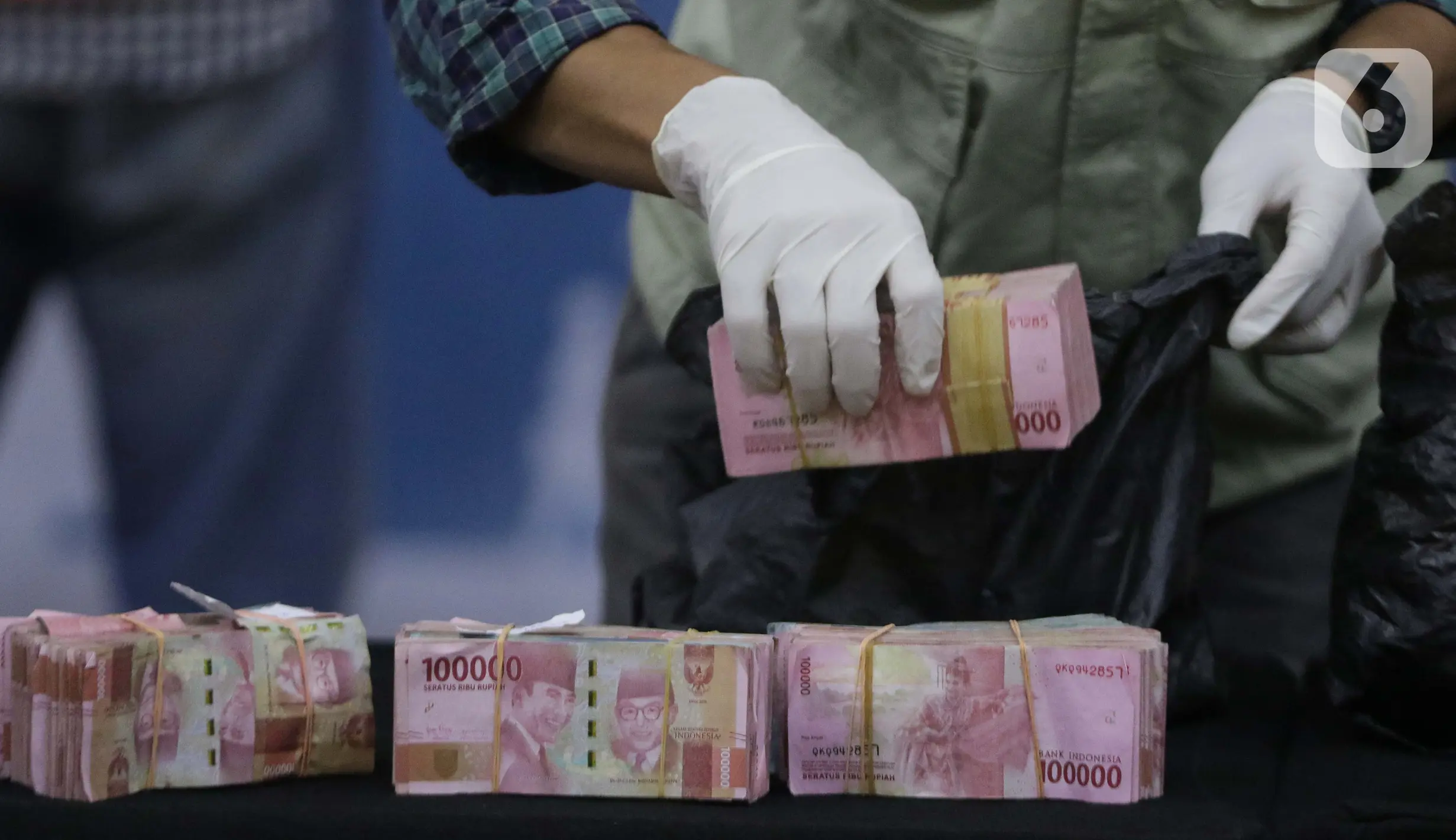 FOTO: OTT Bupati Probolinggo, Uang Ratusan Juta dan Sejumlah Dokumen Disita KPK - Foto Liputan6.com