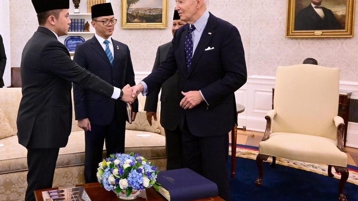 Ketika Seskab Mayor Teddy Berjabatan Tangan dengan Presiden AS Joe ...