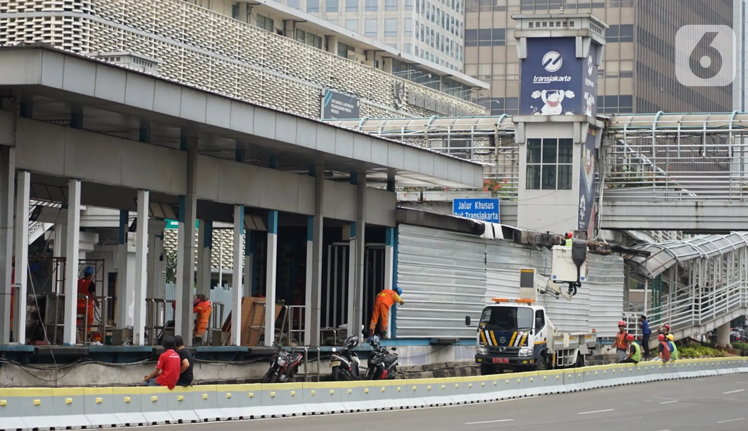 FOTO: Ditarget Beroperasi pada Senin, Perbaikan Halte Transjakarta yang ...
