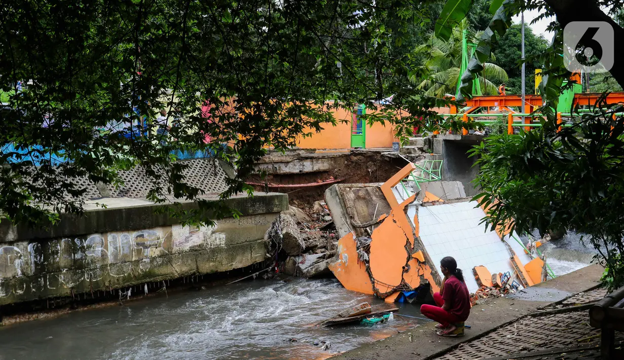 Kondisi Pos Pantau Palmerah yang Roboh Akibat Tergerus Aliran Air Kali ...
