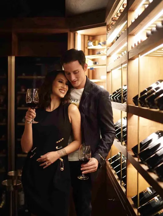 FOTO: Penampilan Mike Lewis dan Janisaa Pakai Outfit Warna Senada ...
